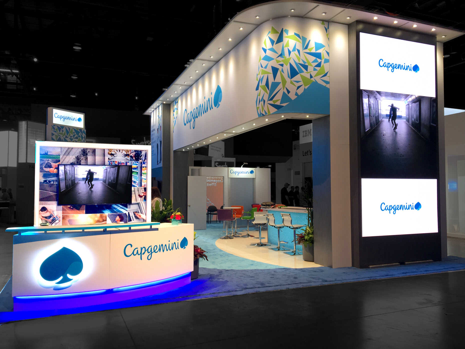 Capgemini exhibited in a beautiful bright booth, with lots of color ...